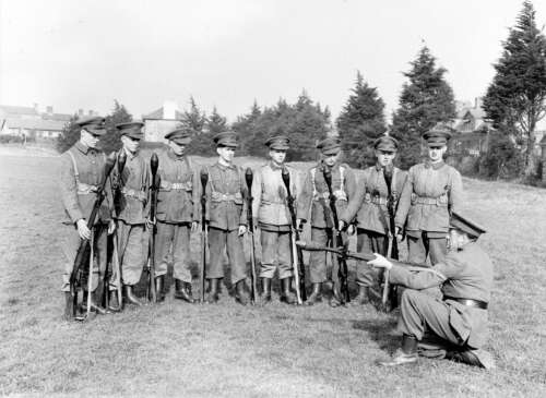 Military Archives | Uniforms, equipment and weapons, enlisted men…