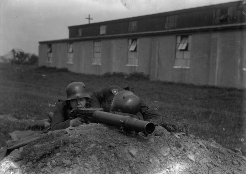 Military Archives | Uniforms, equipment and weapons, enlisted men…