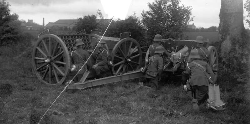 Military Archives | Uniforms, equipment and weapons, enlisted men…